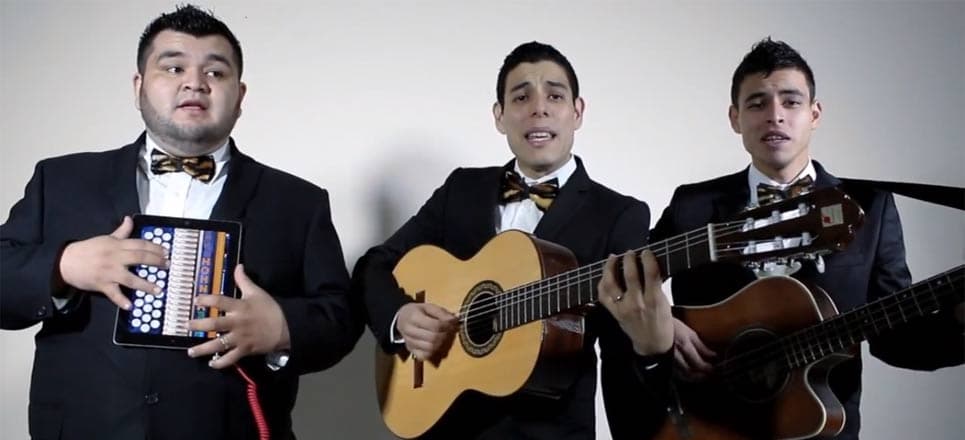 Es fenómeno en YouTube trío romántico de iPad y guitarras | Aristegui ...