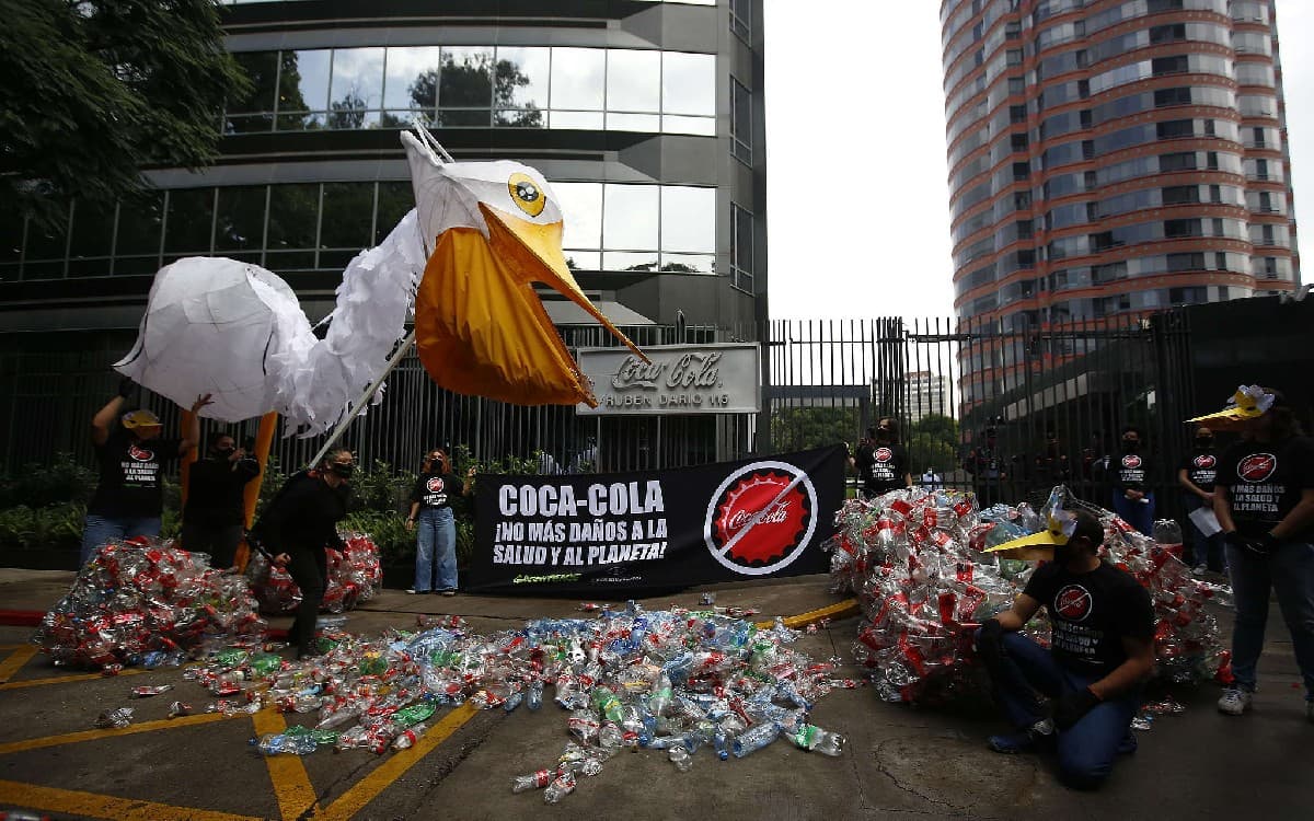 Protestan afuera de Coca-Cola para exigir reducción de desechos ...