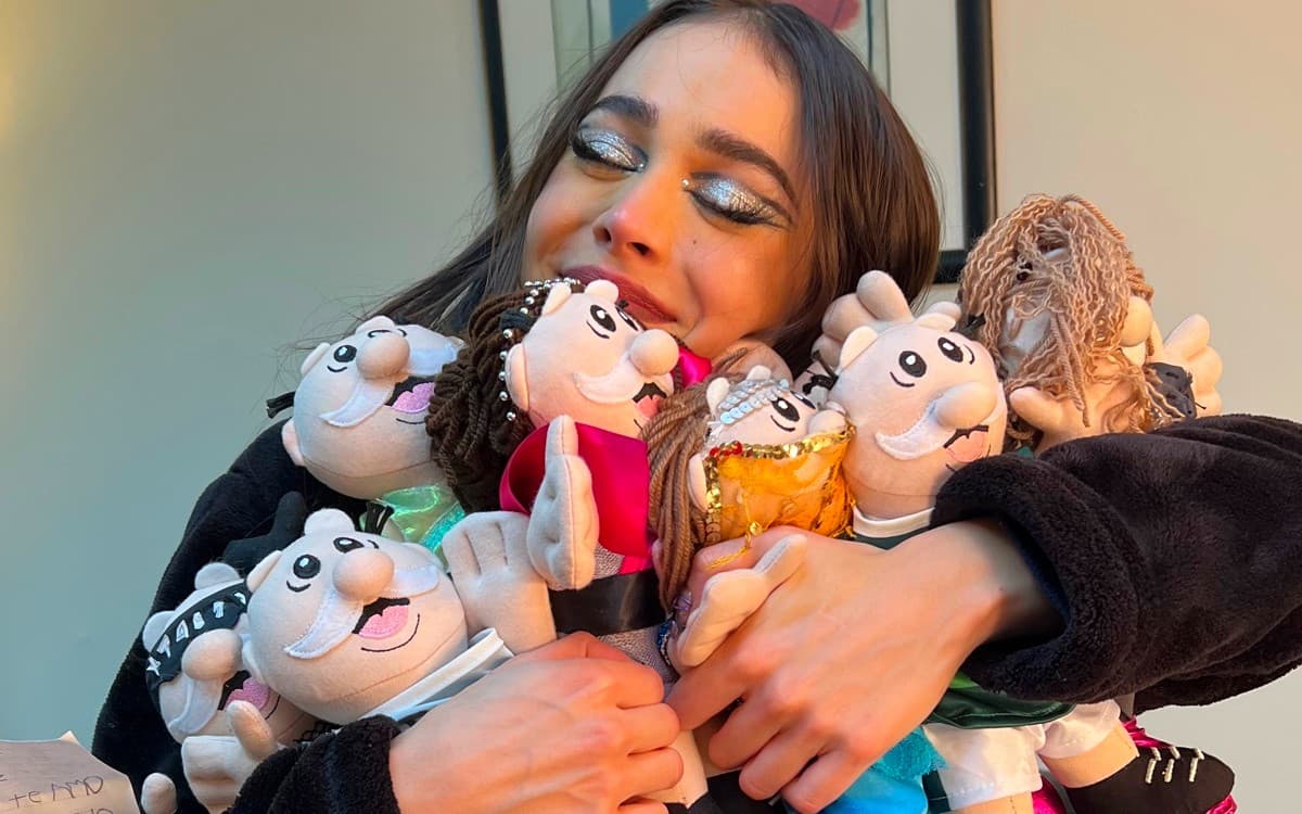 Danna Paola presume todos sus peluches del Dr. Simi; hay uno de María ...