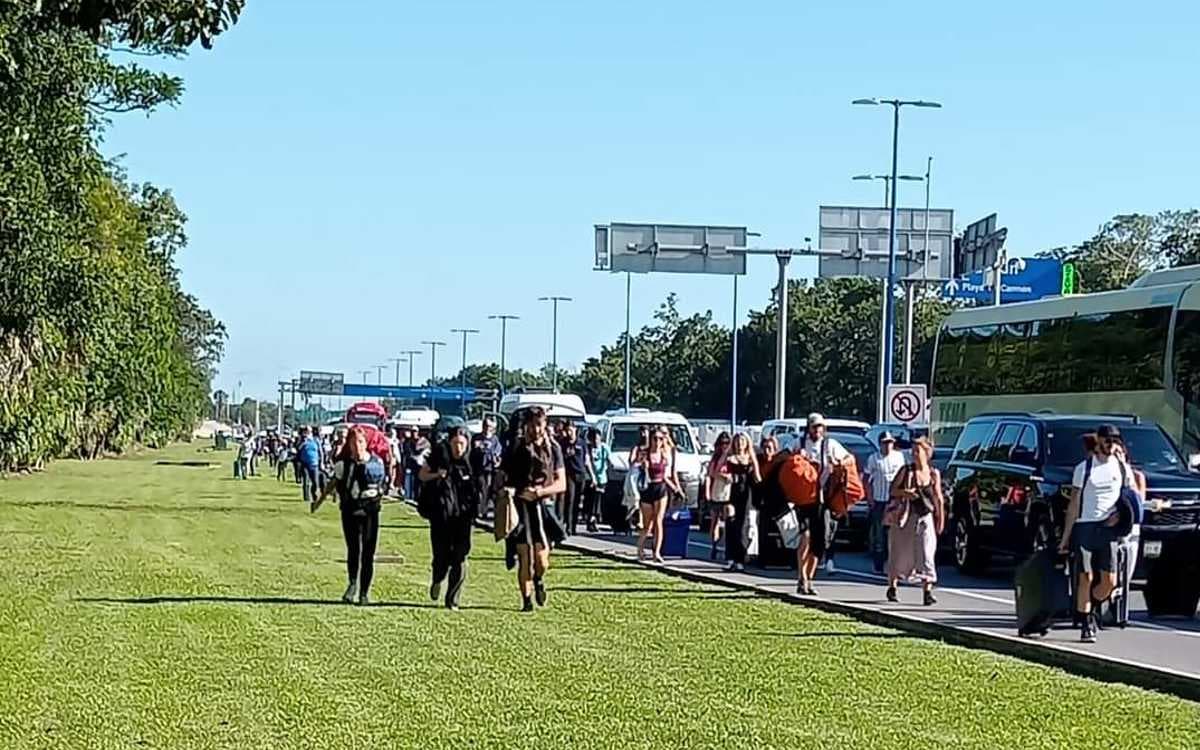 Obras generan caos en el aeropuerto de Cancún | Aristegui Noticias