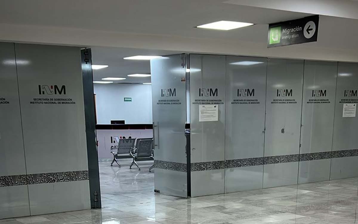 INM libera a familia china retenida en el AICM desde el 13 de noviembre ...